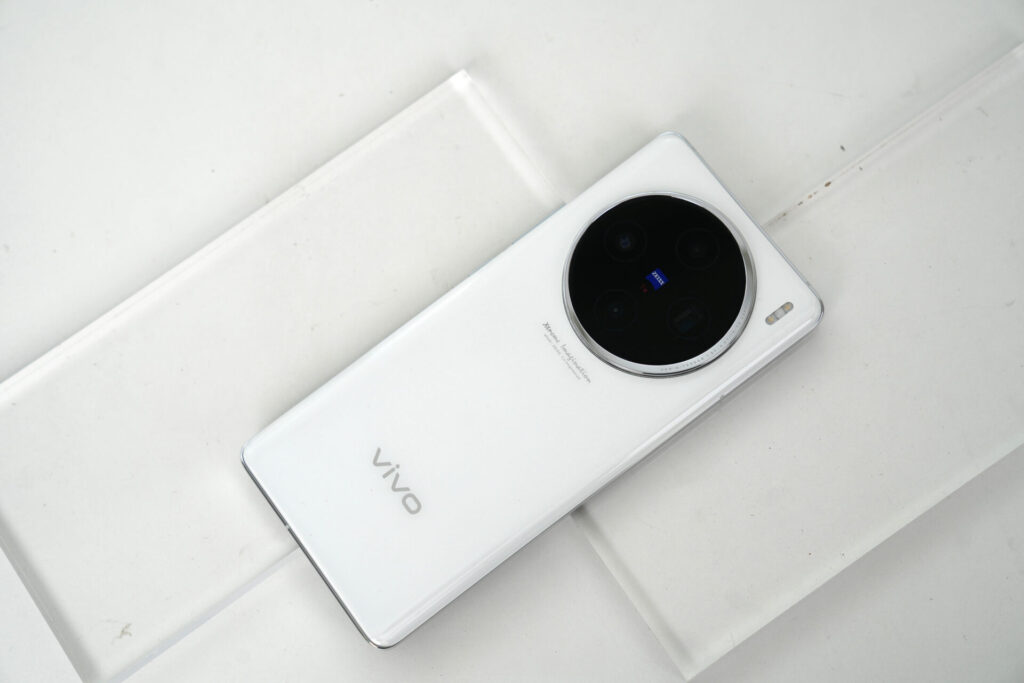 Vivo's First Quad Curved Display Smartphone with Snapdragon 6 Gen 1 ...